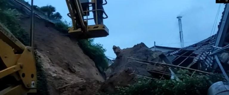 Deslizamento de terra deixa trabalhador soterrado em Curitiba ... Deslizamento de terra deixa trabalhador soterrado em Curitiba ...