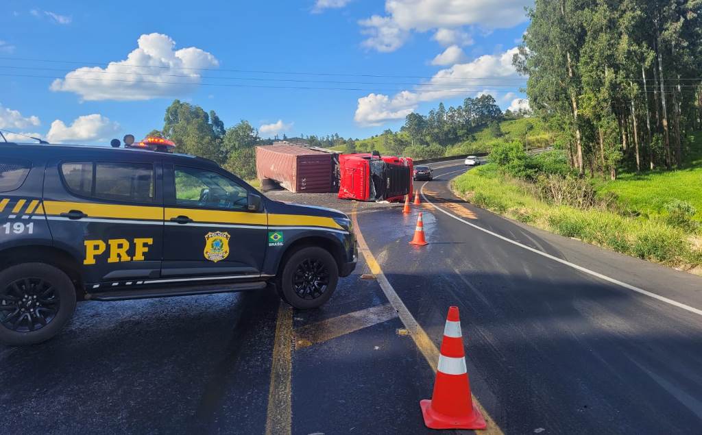 Pneu estoura e provoca tombamento de carreta na BR-376, em Ortigueira ... Pneu estoura e provoca tombamento de carreta na BR-376, em Ortigueira ...